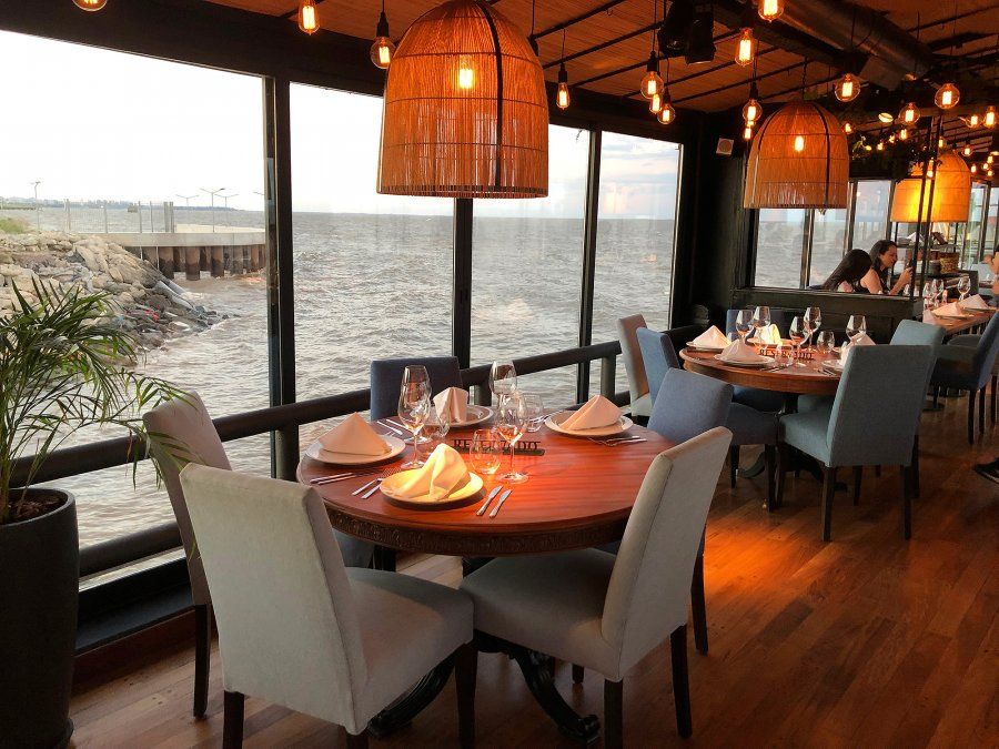 Un restaurante destacado por sus imperdibles vistas al río