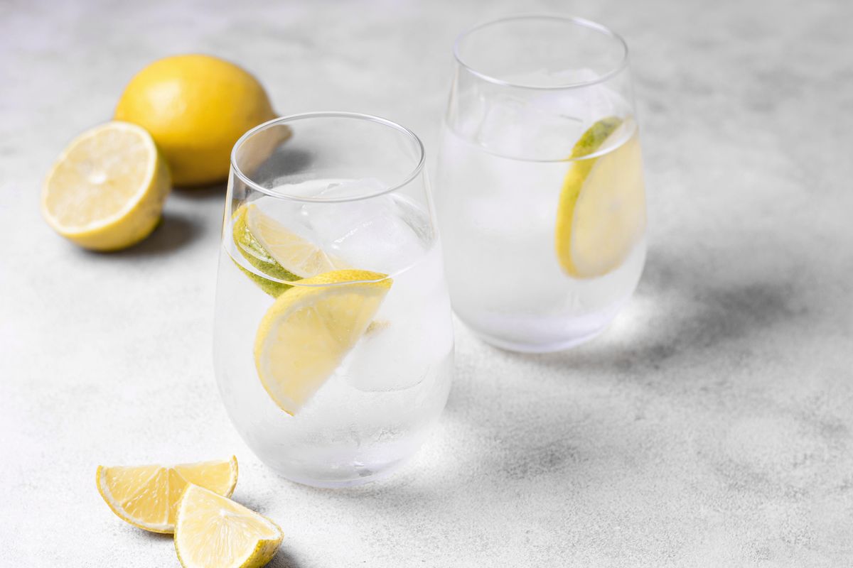 Esto es lo que puede pasarte si bebes agua con limón en la mañana