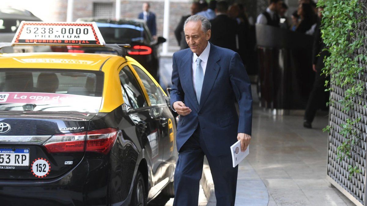 Sospechosa encuesta y título de Clarín contra JXC