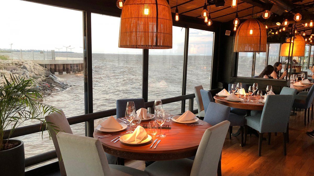 Un restaurante destacado por sus imperdibles vistas al río
