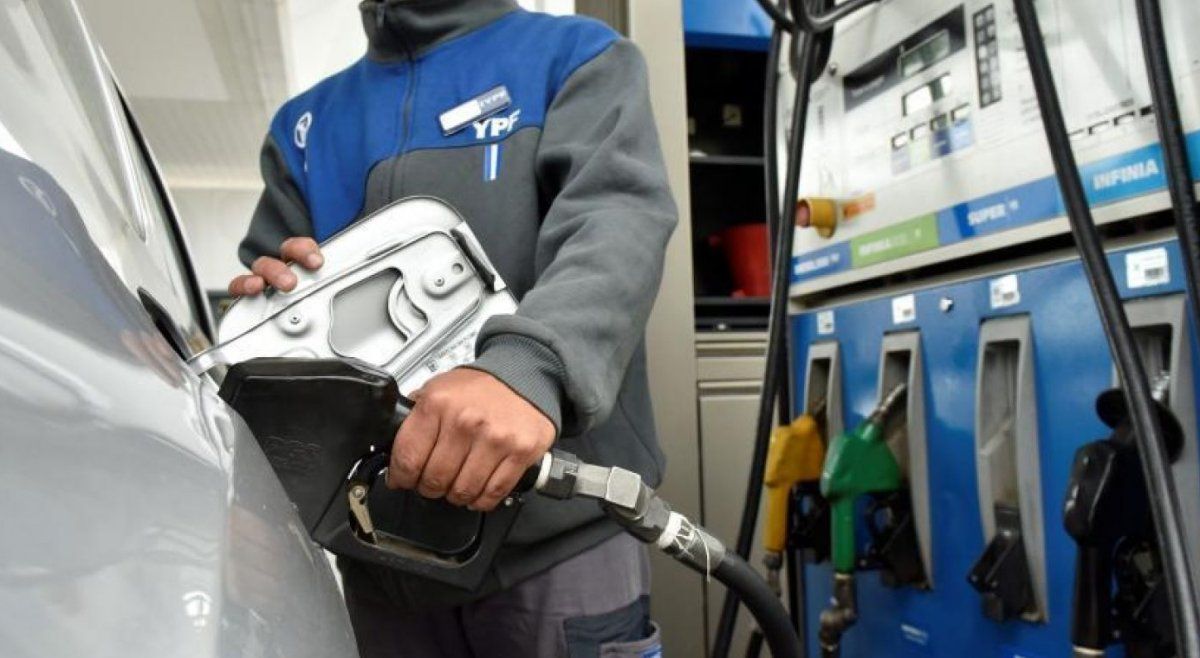 YPF baja el precio de la nafta durante la madrugada: Dónde se puede cargar más barato