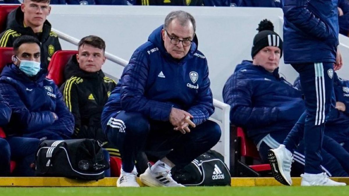 Bielsa dejó el Leeds y lo despidieron hasta los hooligans
