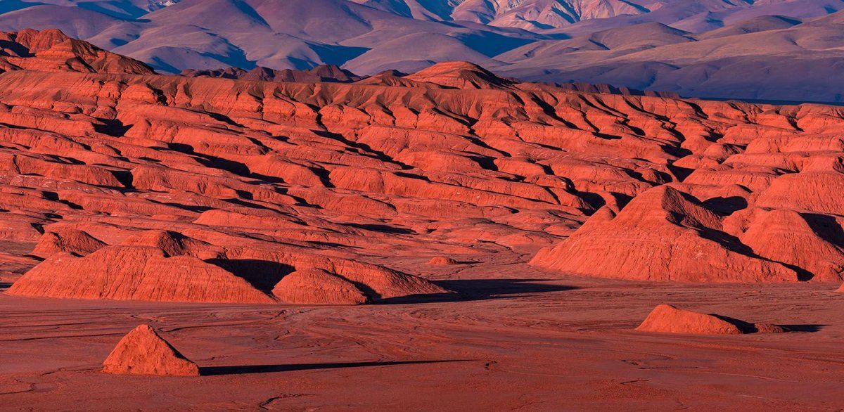 El imponente y desconocido desierto de Argentina rodeado de montañas