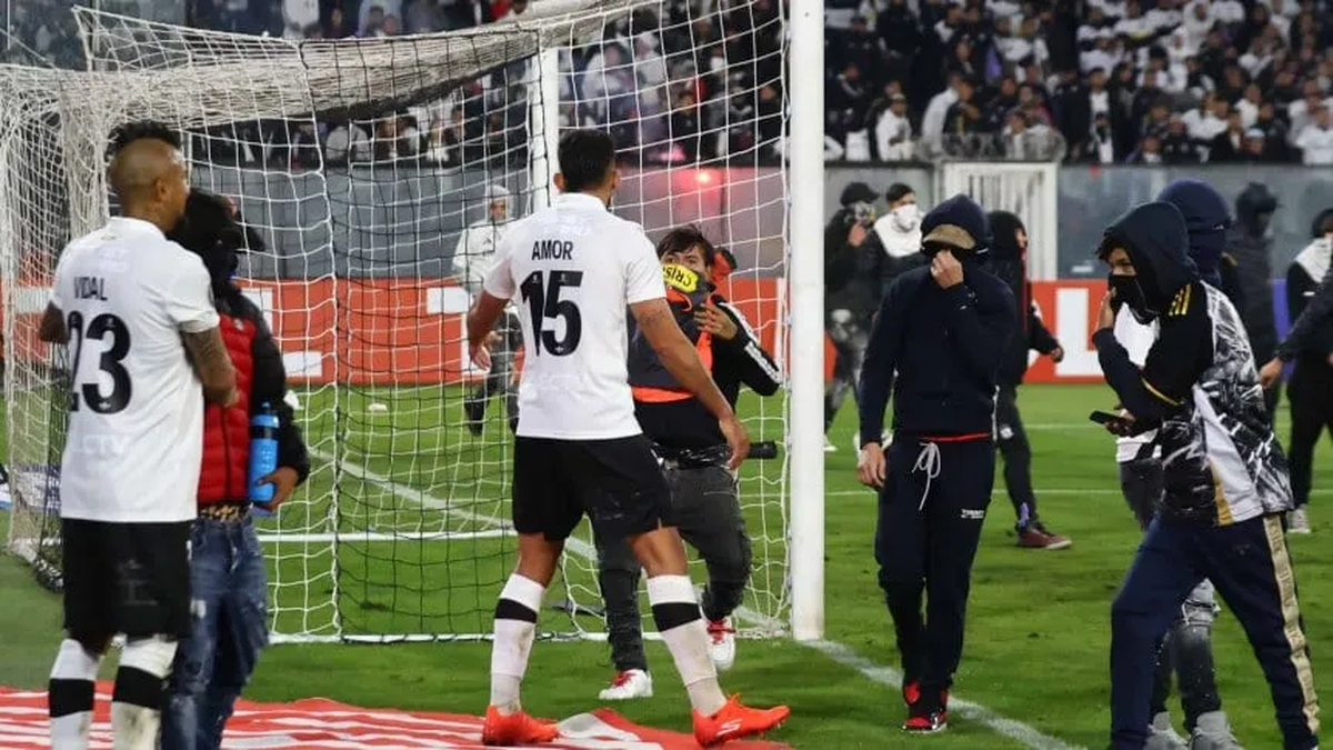 Tragedia en Colo-Colo vs Fortaleza: murieron 2 hinchas y se suspendió ...