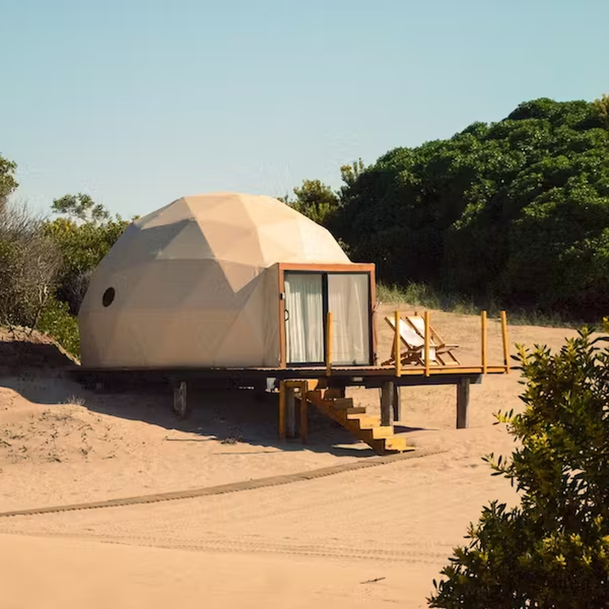 Un glamping frente al mar en una playa de Buenos Aires