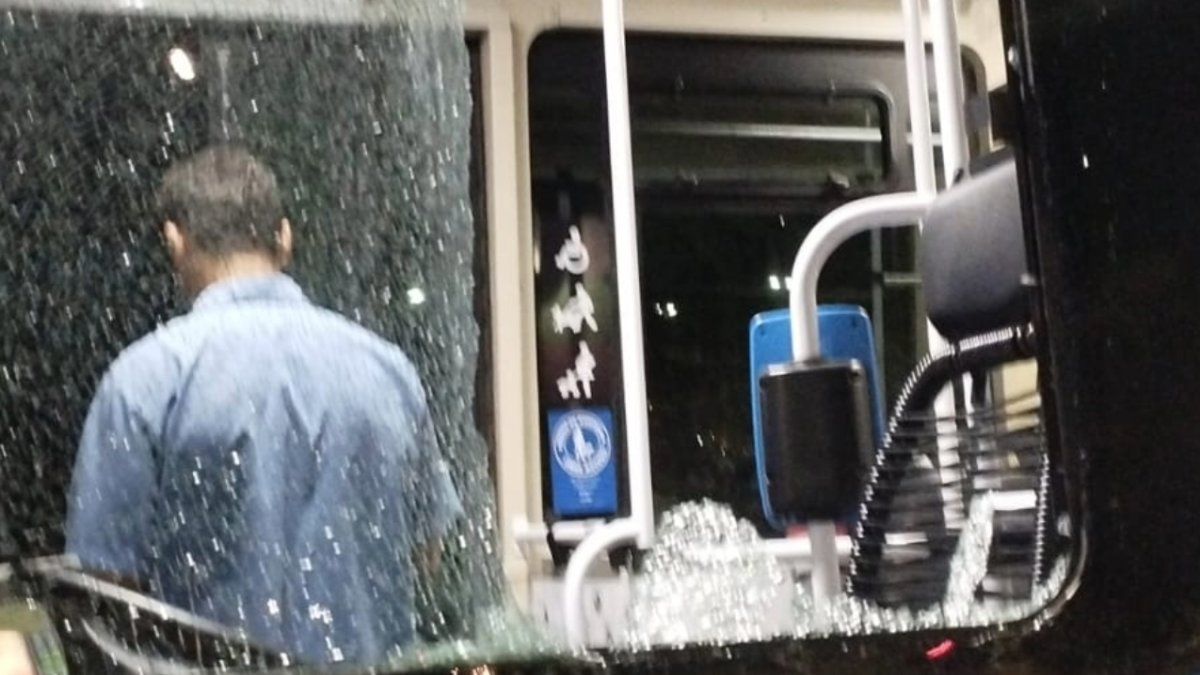 Rosario invivible: Cuatro ataques a colectivos vuelven a paralizar el ...