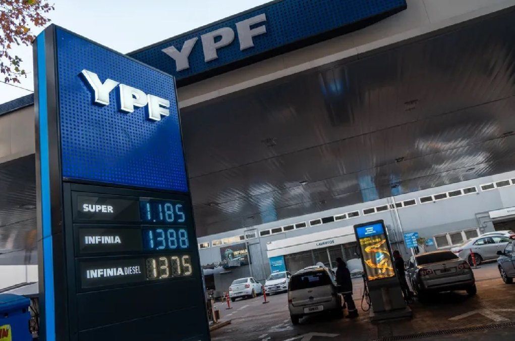 YPF baja el precio de la nafta durante la madrugada: Dónde se puede cargar más barato