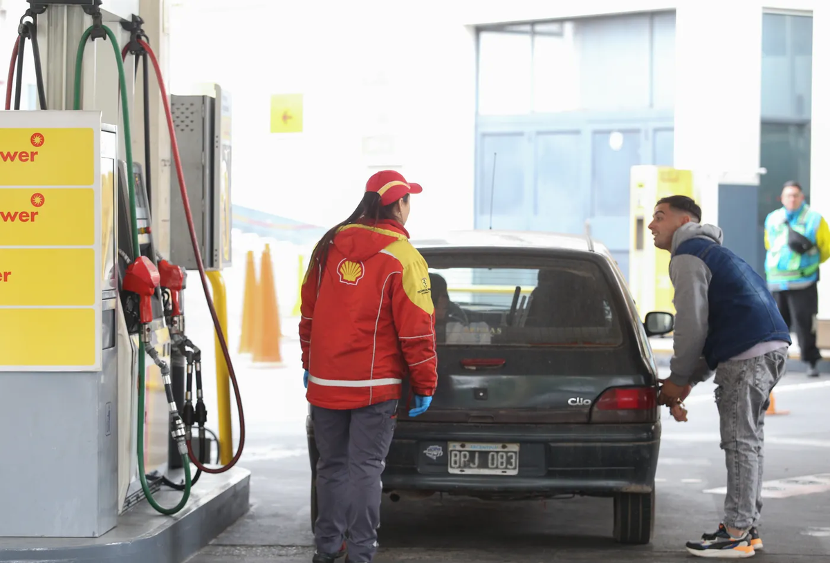 Nafta más barata: los descuentos bancarios en YPF, Shell, Puma y Axion