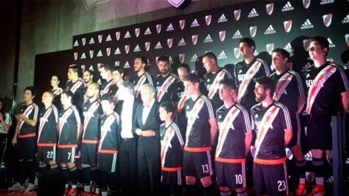 River festeja el día del hincha y lanza la camiseta en homenaje a Labruna