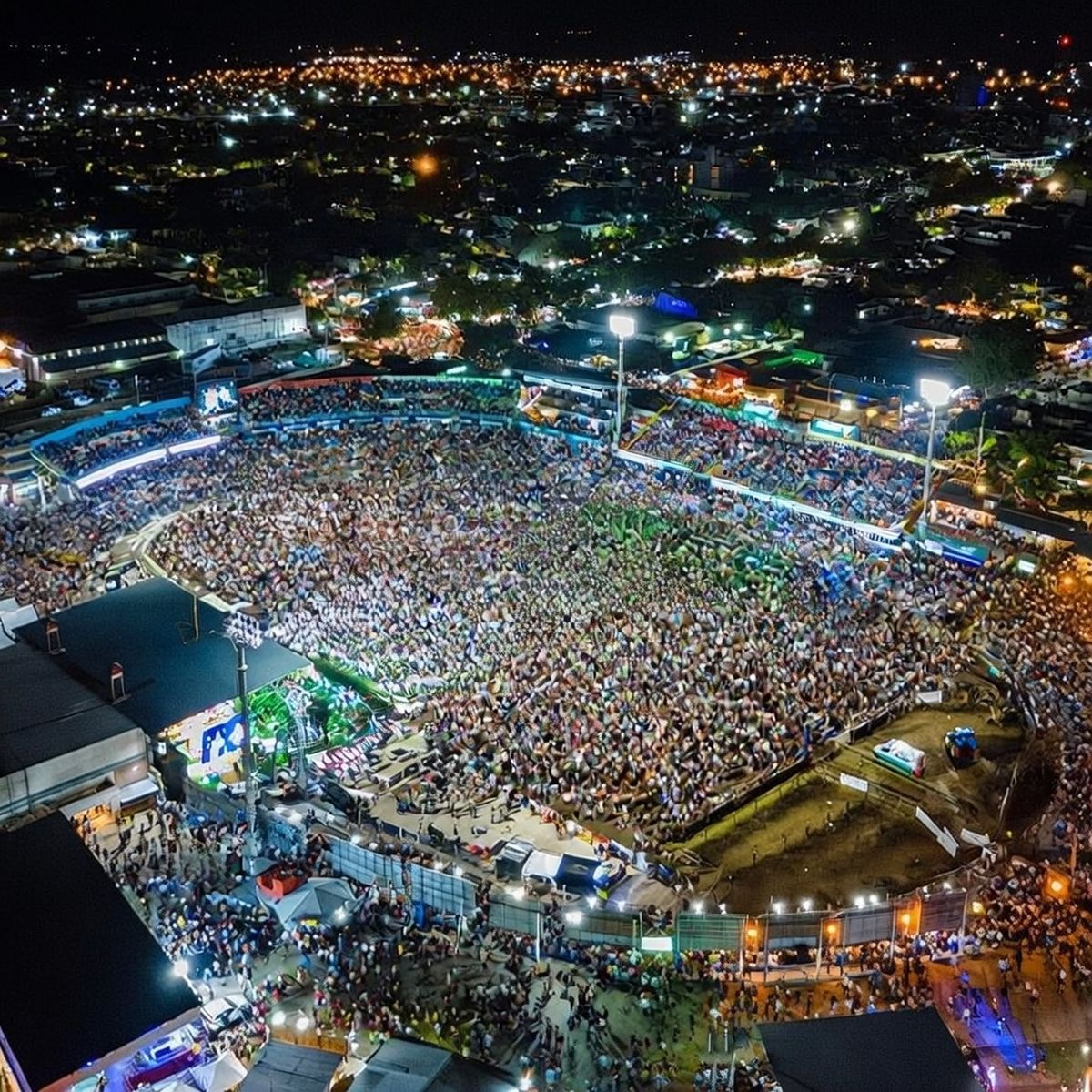 Con Chaqueño Palavecino, Javier Milei cantó Amor Salvaje (por Córdoba ...