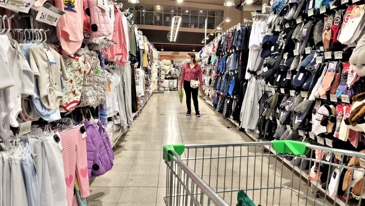 Este supermercado es furor por sus descuentos del 50% en ropa