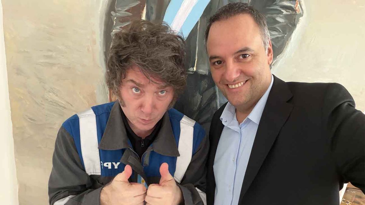 Fake y pluma mugrosa: Manuel Adorni desmintió su renuncia con ayuda de ...