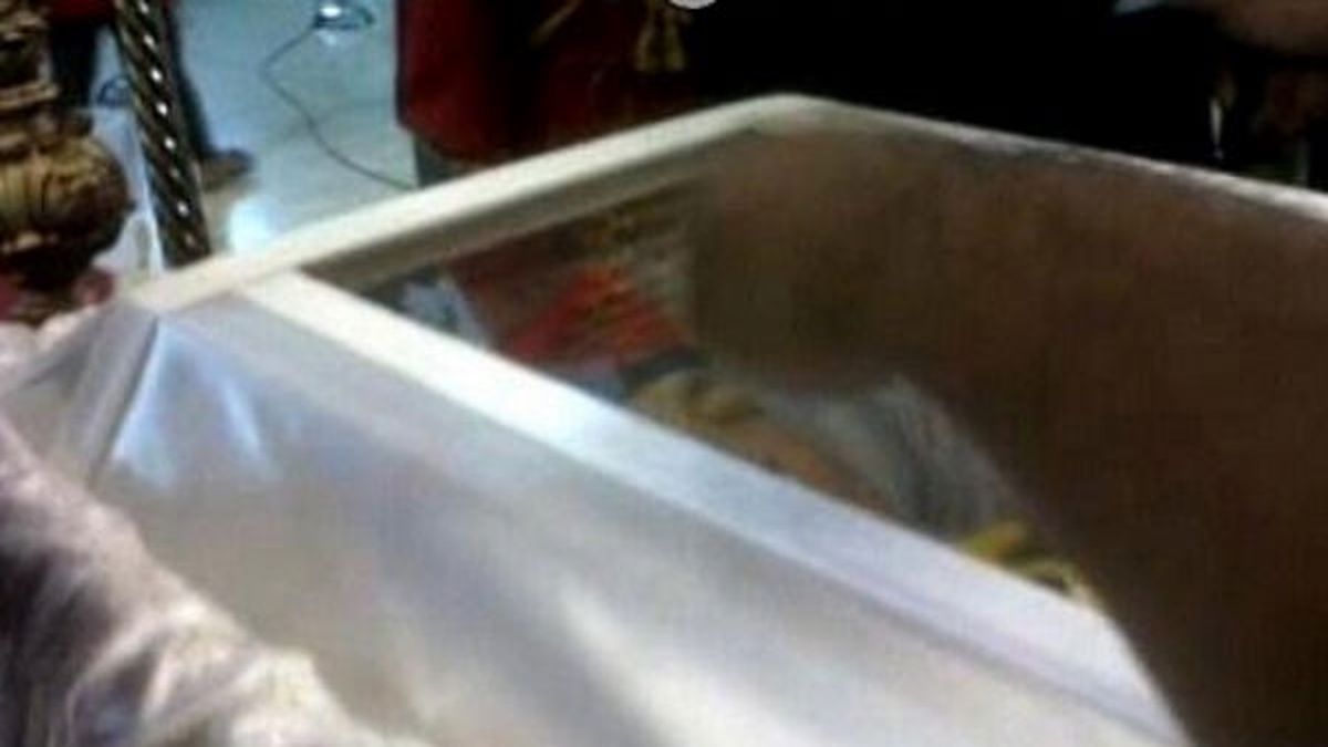 Filtran la primer foto de Chávez muerto en su funeral