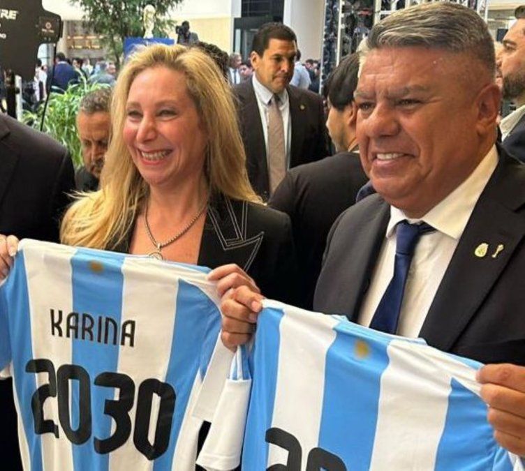 Offside macrista: Karina Milei con Chiqui Tapia y una foto contradictoria