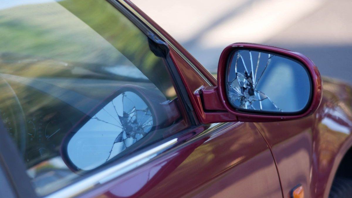 La estafa del espejo roto que roba millones a conductores