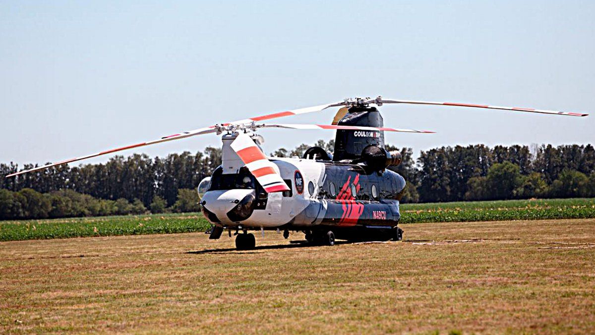 Cómo es el poderoso helicóptero Chinook contra incendios