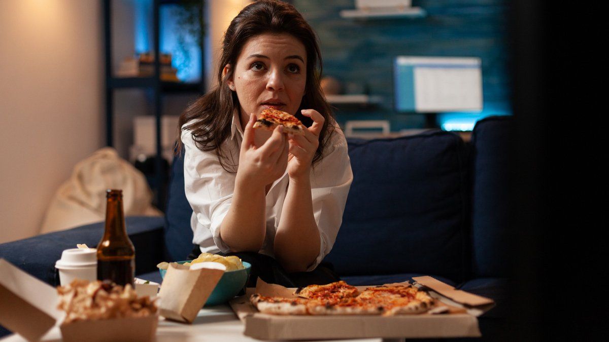 Comer tarde en la noche impide bajar de peso por estos 3 motivos