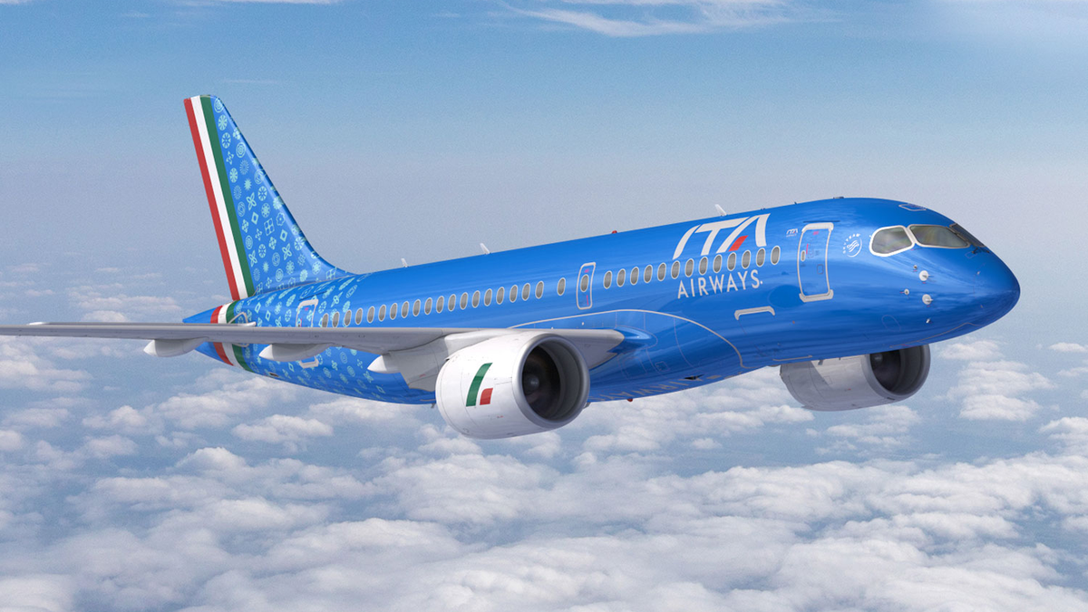 Javier Milei retorna ovacionado por los pasajeros del avión