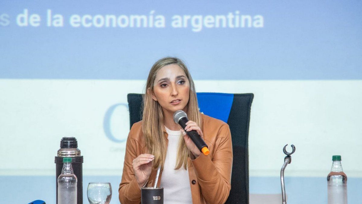 Julia Strada cruzó a Manuel Adorni y lo mandó a jugar al StarCraft