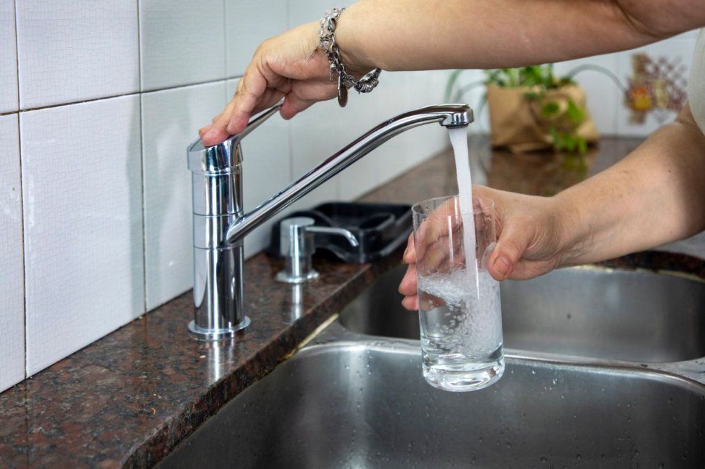 Calor y más calor: AySa pide cuidar el agua