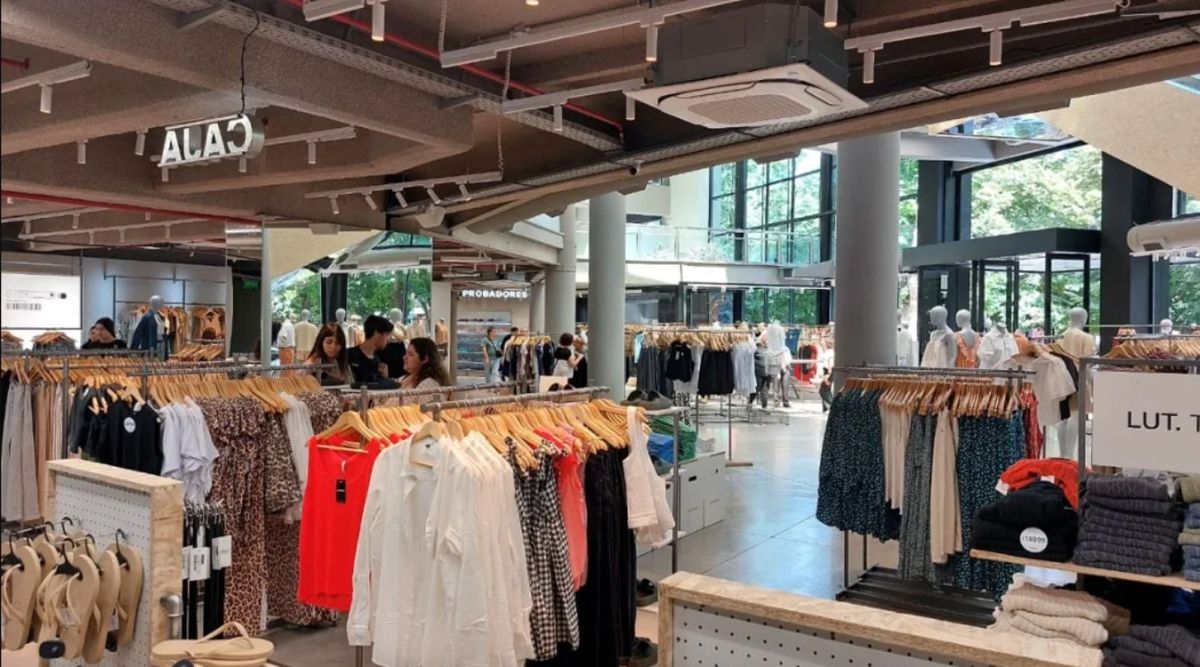 Furor por este outlet de Buenos Aires que vende ropa de marca desde $7000