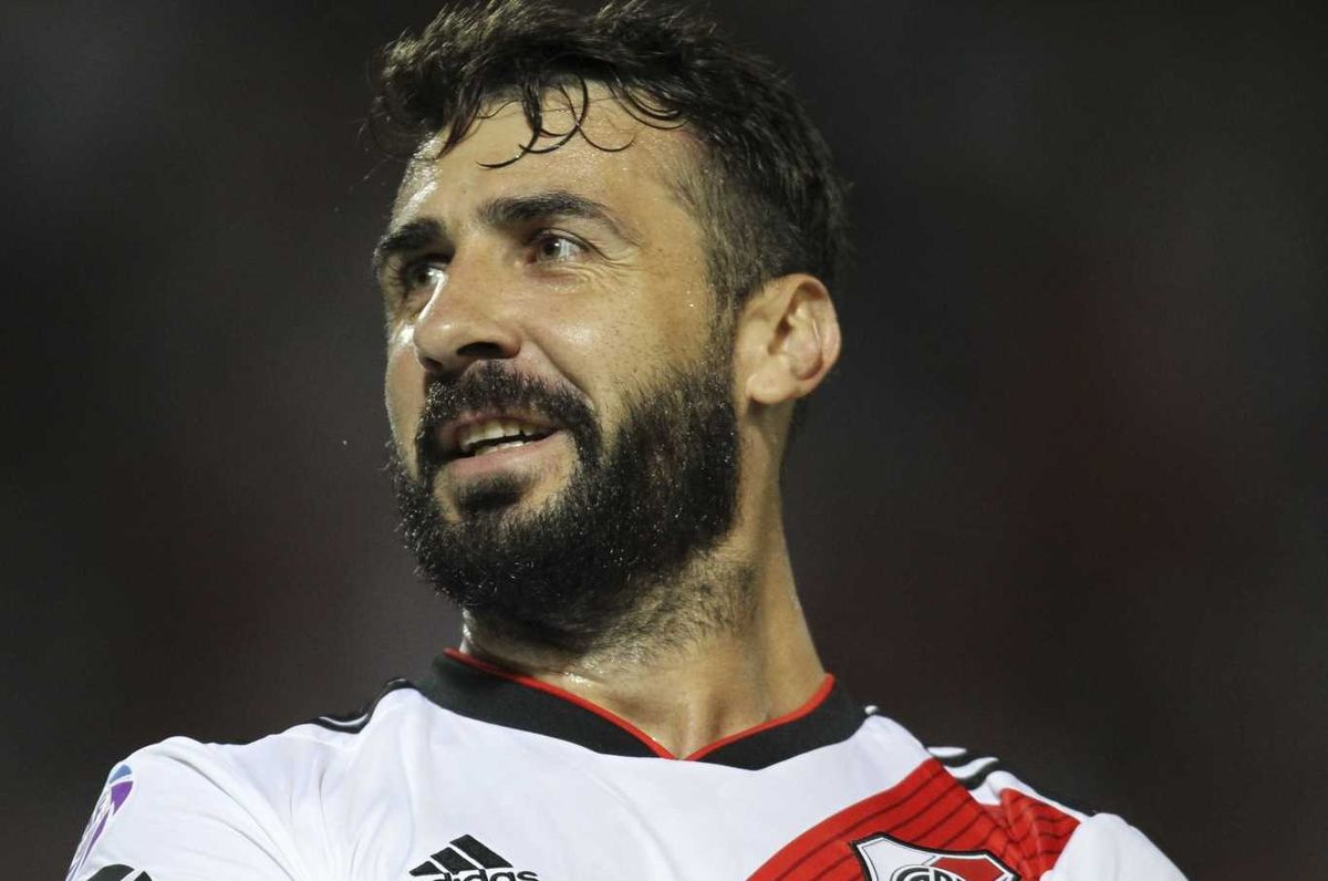 Lucas Pratto va a Sarmiento, el club que se abraza a los mayores para ...
