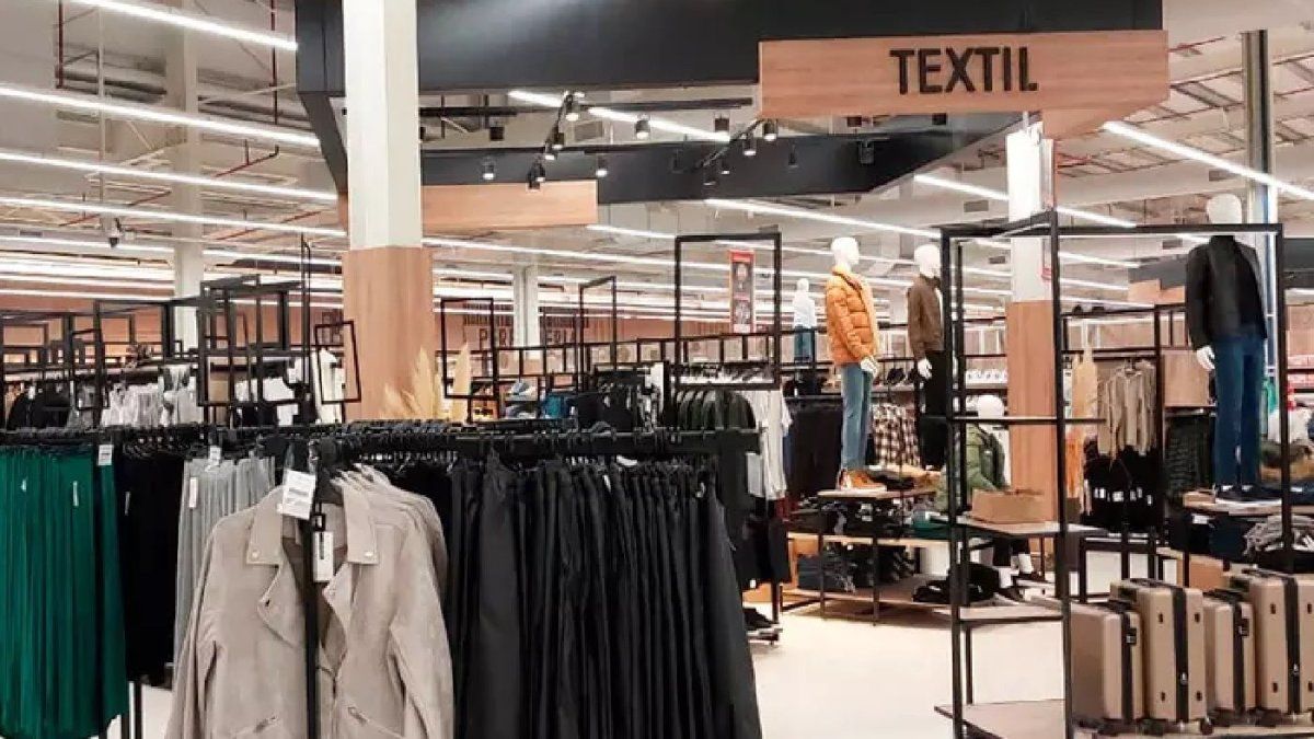 Supermercado liquida camperas y ropa de invierno con hasta 60%: furor