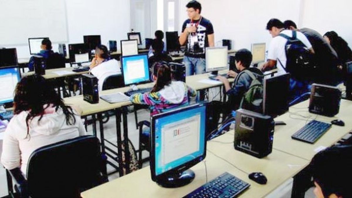 1.200 estudiantes secundarios programando software