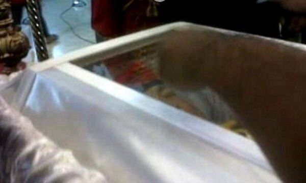 Filtran la primer foto de Chávez muerto en su funeral