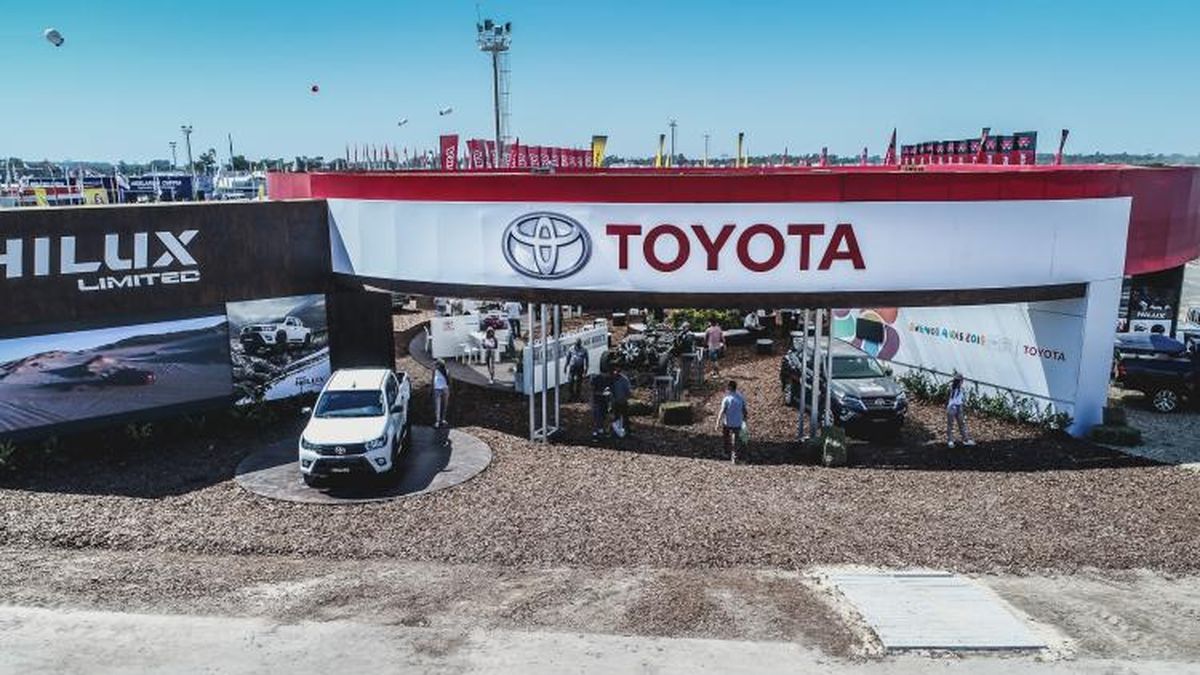 Toyota exhibe sus líneas de híbridos, SUV y camionetas