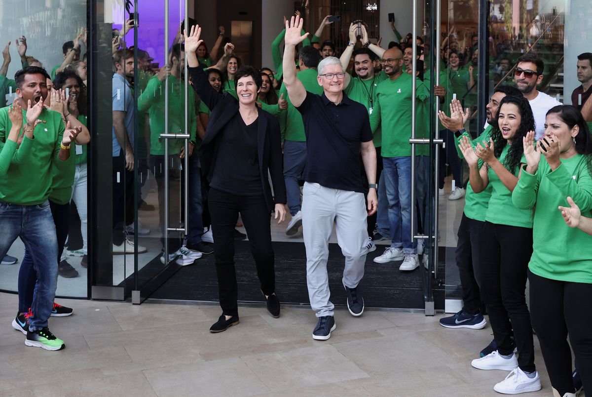 Apple y el desembarco en India: Tim Cook atiende clientela