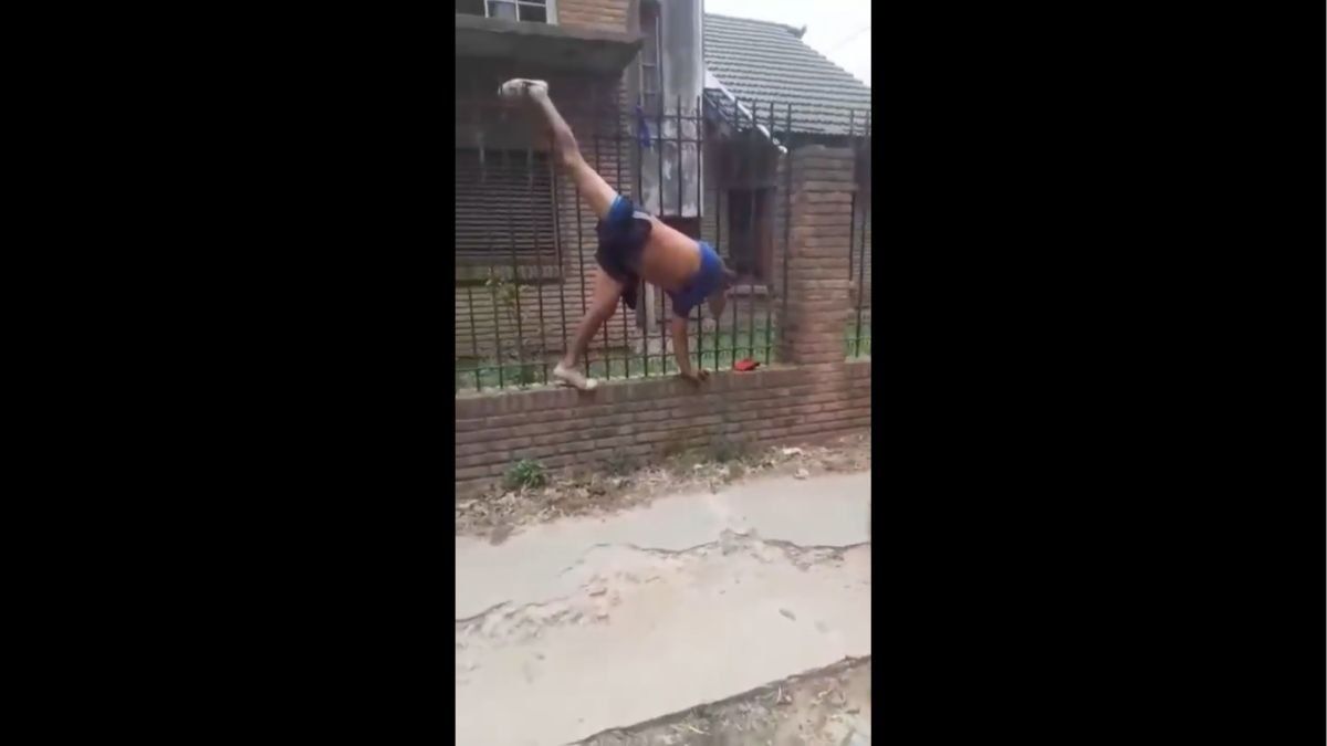 Un ladrón poco atlético: Quiso huir saltando la reja y quedó colgado